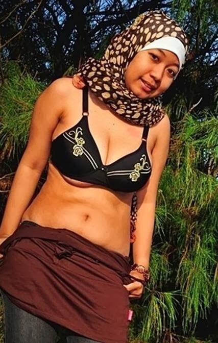 Foto Hot Cewek Berjilbab Nakal Pamer Aurat Collection Mata Bathin