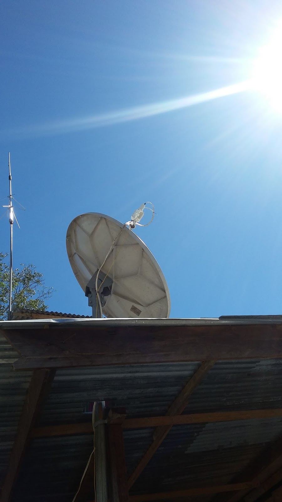 Teknologi Informasi : Very Small Apature Terminal (VSAT)