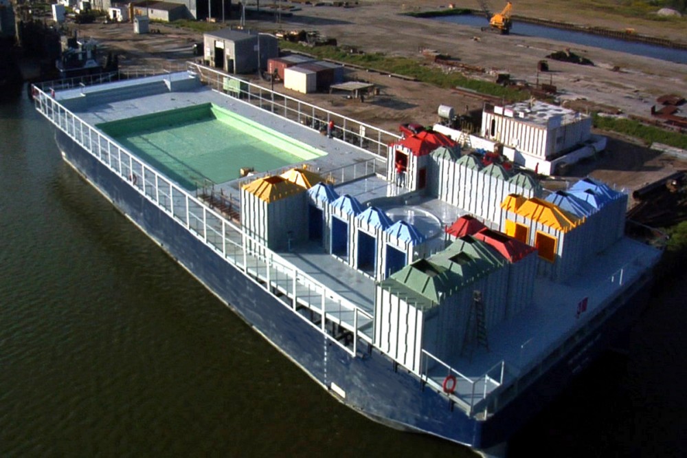 Blog de piscinas: Floating pool lady en Nueva York.