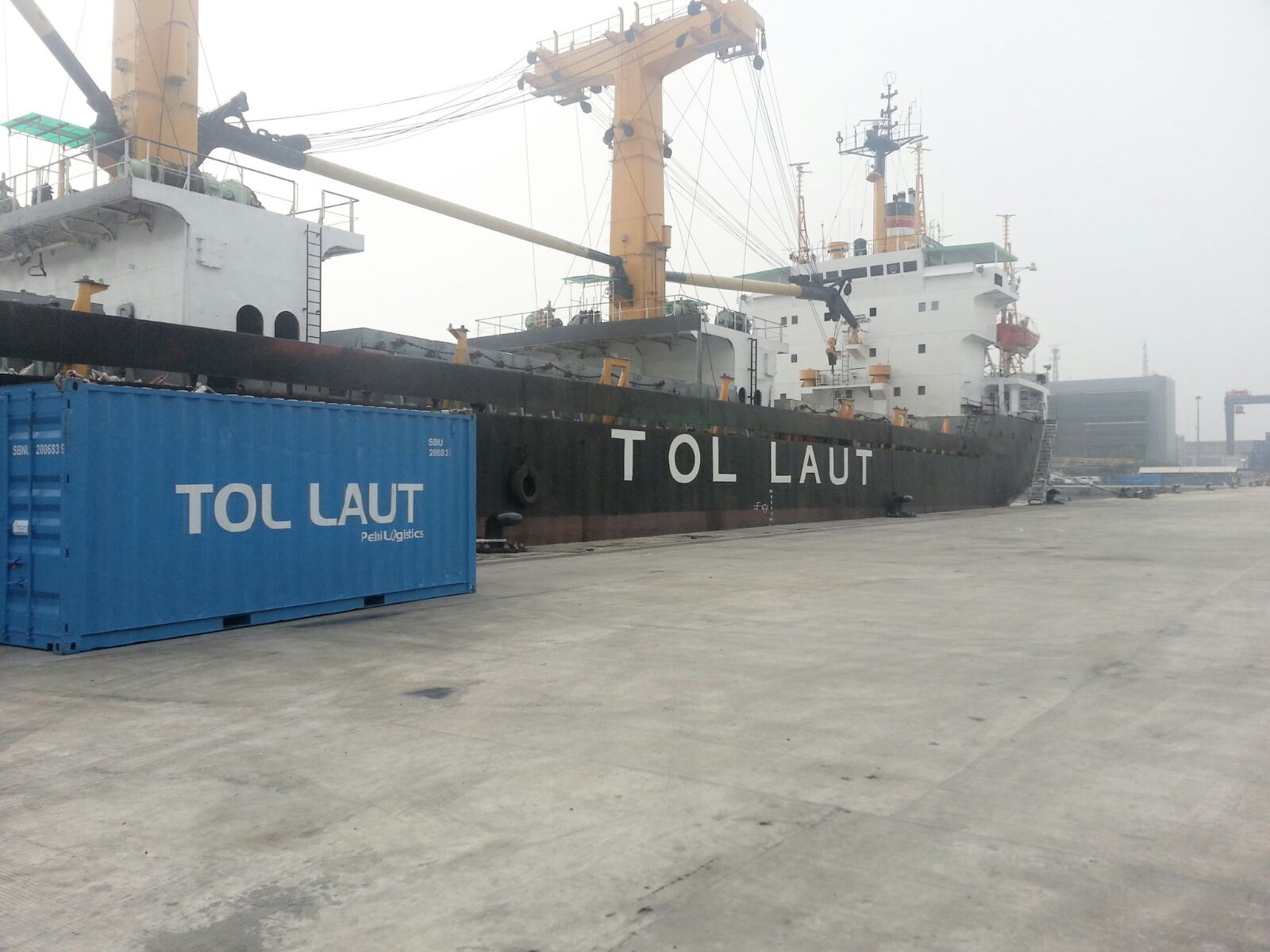 Kapal yang Digunakan Secara Simbolis untuk Memulai Program 'Tol Laut'