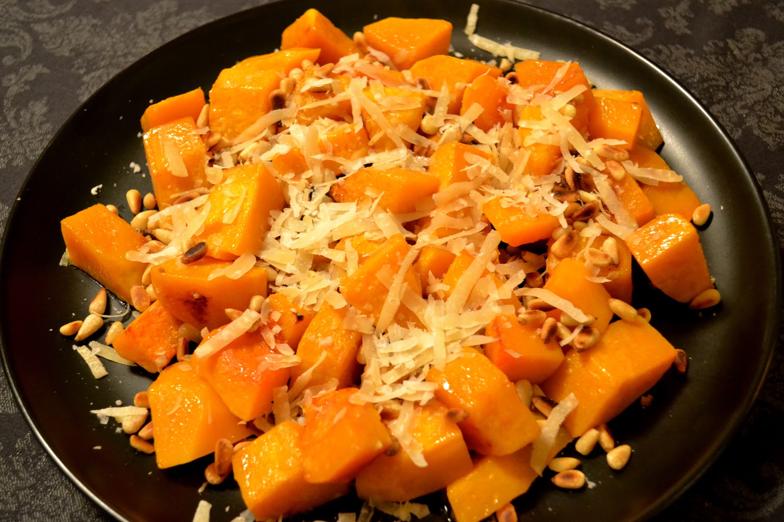 mmm recept: Ugnsbakad Butternut pumpa med rostade Pinjenötter