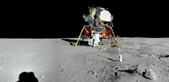 Jornal Mural: Morre Neil Armstrong, primeiro homem a pisar na lua