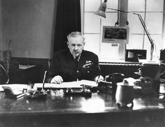 PHOTODOCUMENT & pinhole: "Jakież piękne bombardowanie"