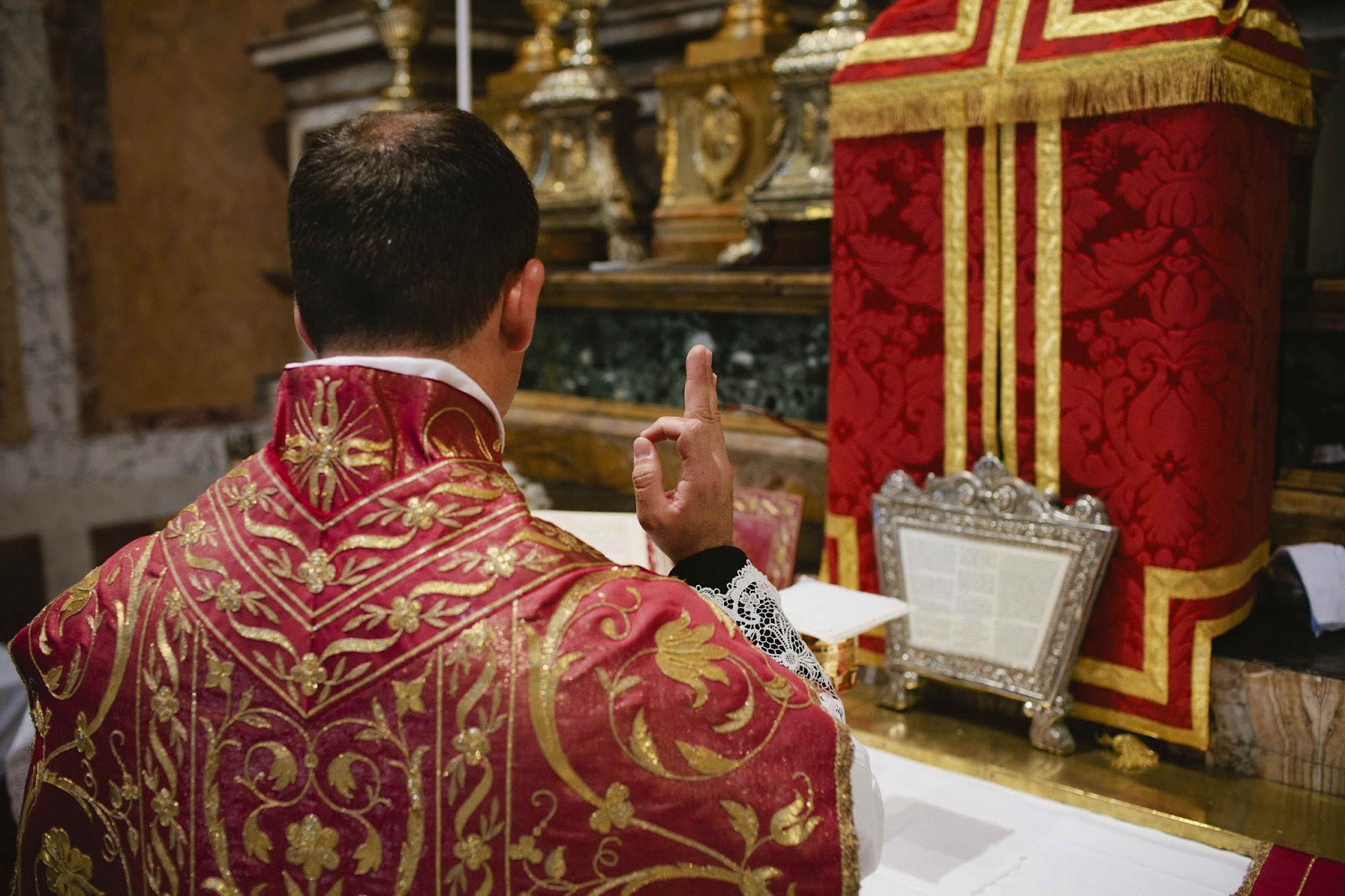 New Liturgical Movement: “The Fingers that Hold God”: The Priestly ...