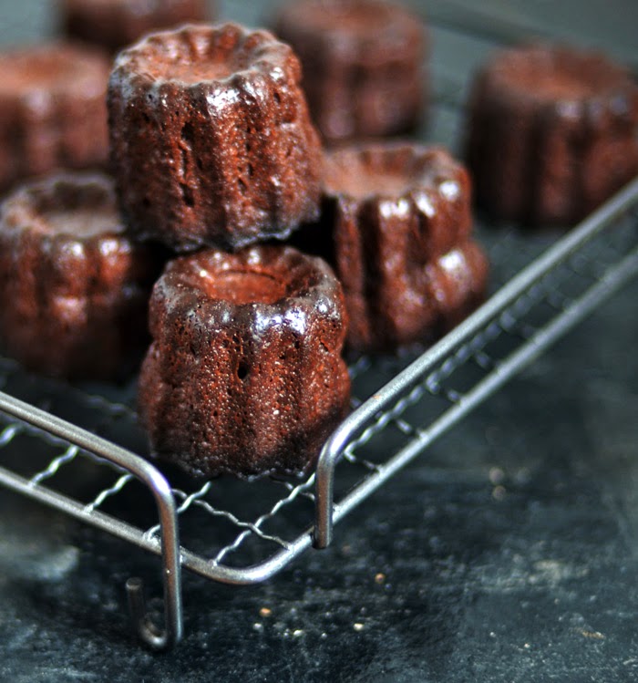 Lemon & Vanilla: Chocolate canelés / Canelés de chocolate.