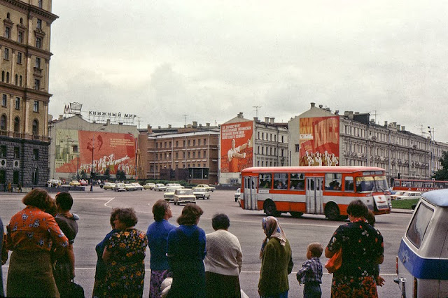 30 Fascinating Color Photographs Capture Everyday Life in the USSR in ...
