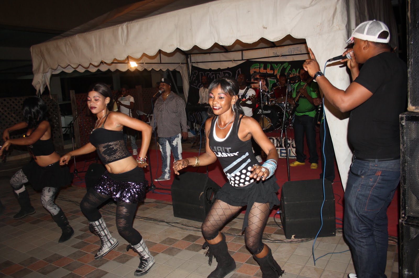 EXTRA BONGO: EXTRA BONGO NDANI YA UKUMBI WA ZONGHWAA LEO VICTORIA ...