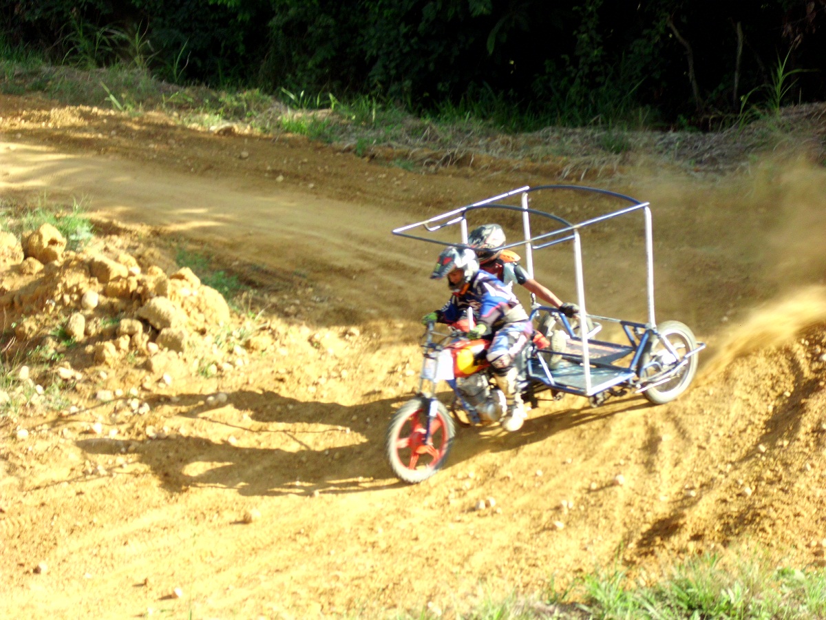 DOS RUEDAS: MOTOKAR CROSS EN LA LAGUNA VENECIA