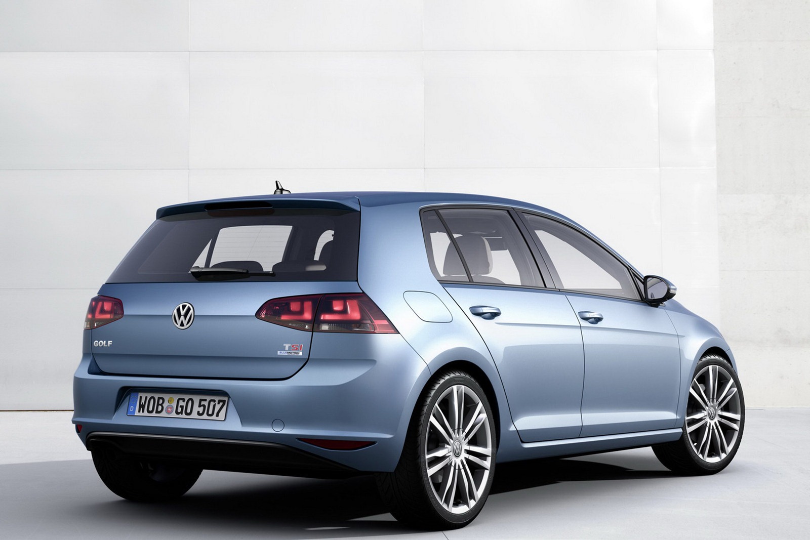 A V T O S V E T N O V I C E: NOVI VW GOLF - SLIKE (uradno)