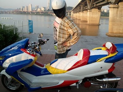 Gundam Walls and LOLS: Mobile Suit Gundam inspired motorbikes