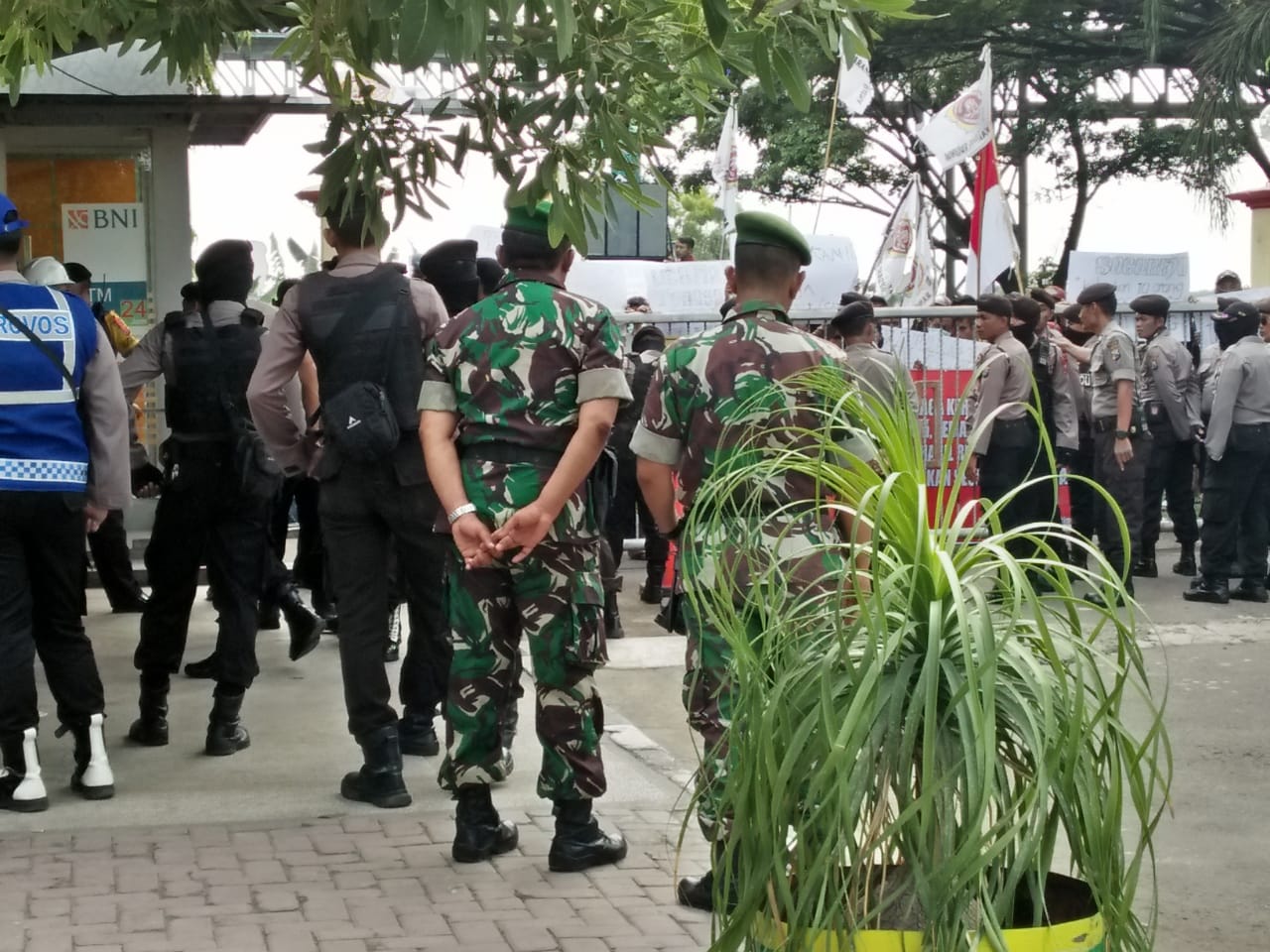 Danramil Jenu Terjun Langsung Amankan Unjukrasa Di Depan Gerbang PT. IKSG Danramil Jenu Terjun Langsung Amankan Unjukrasa Di Depan Gerbang PT. IKSG
