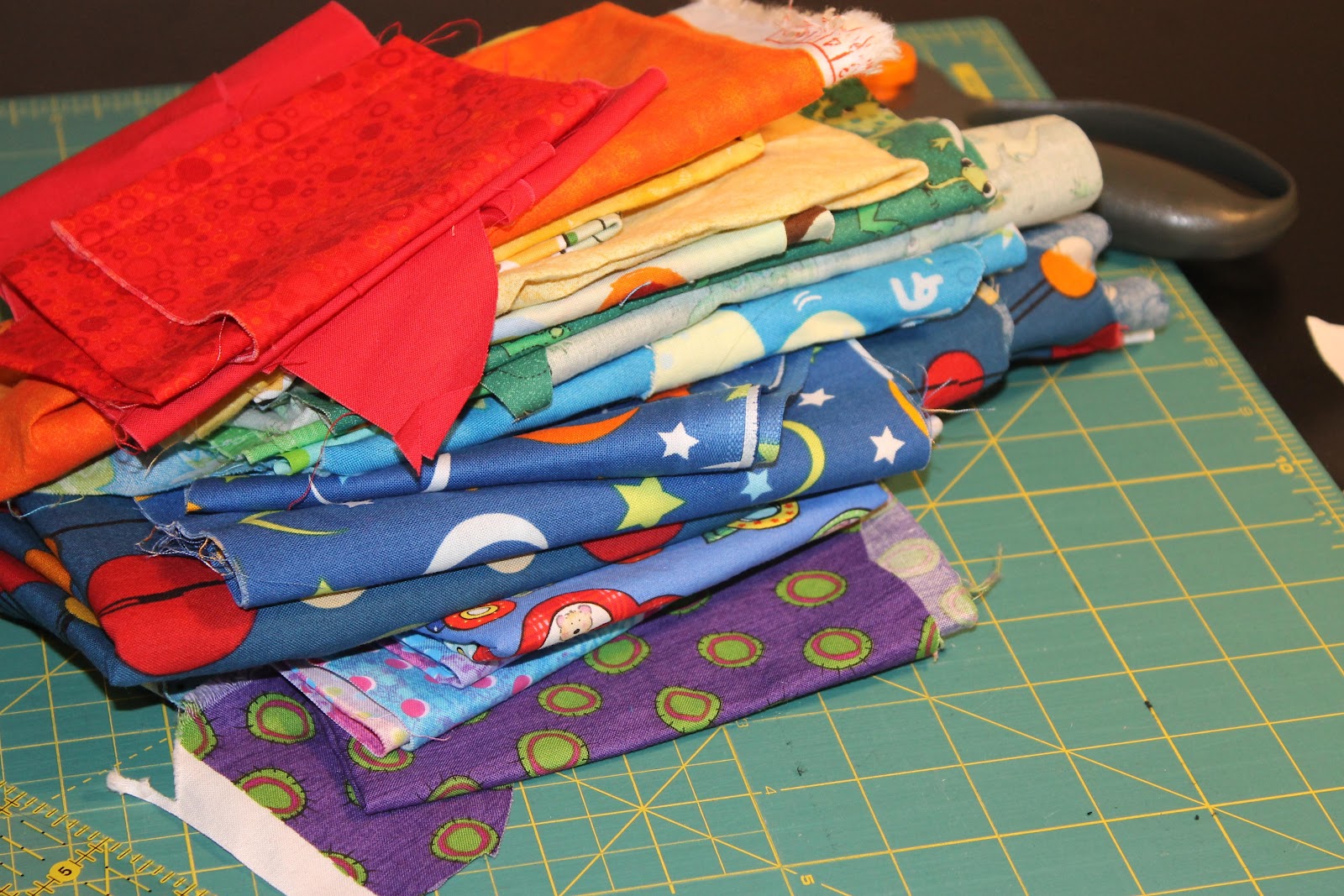 Lilyquilt: Rainbow Fabric Chain--Pattern and Tutorial