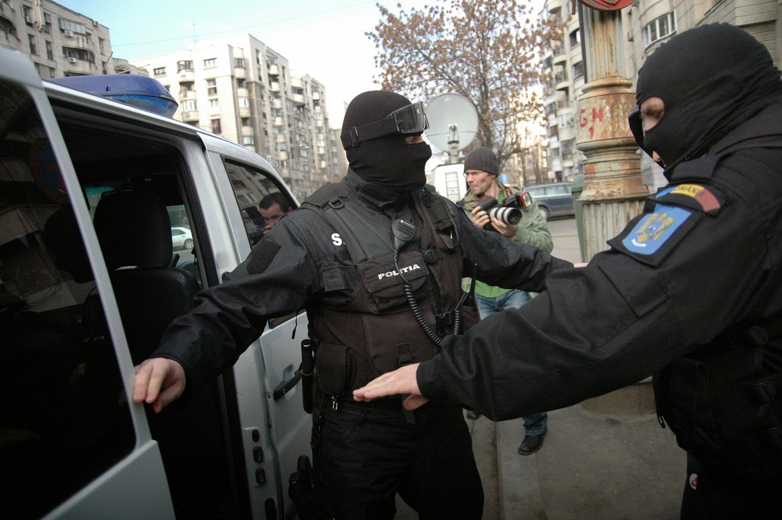 PERCHEZIȚII cu MASCAȚI în județul Sibiu. Prejudiciul este de 2 MILIOANE ...