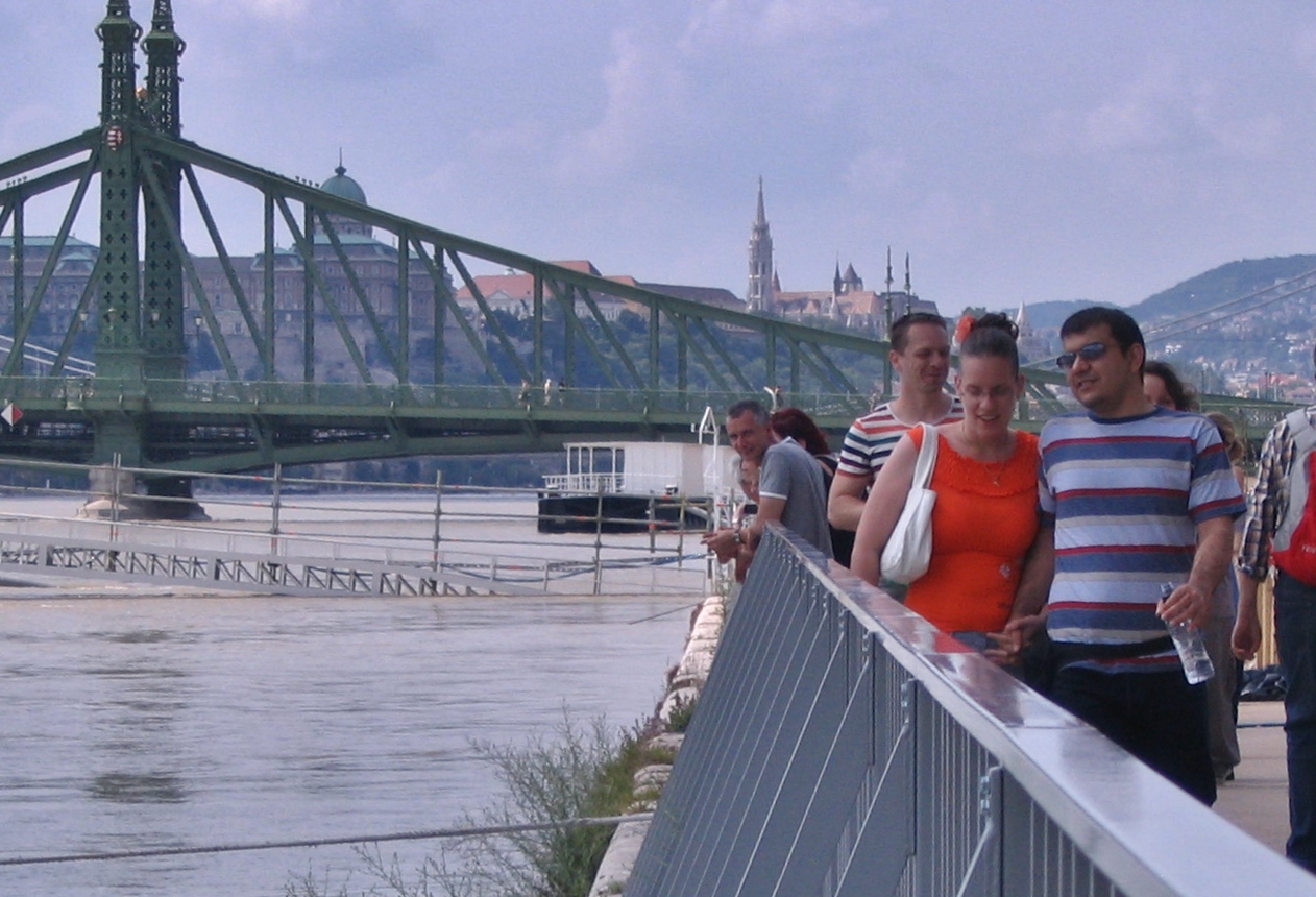 Belváros, Budapest: Árvíz Budapesten 2013: Tetőzés (Belgrád, Salkaházi ...