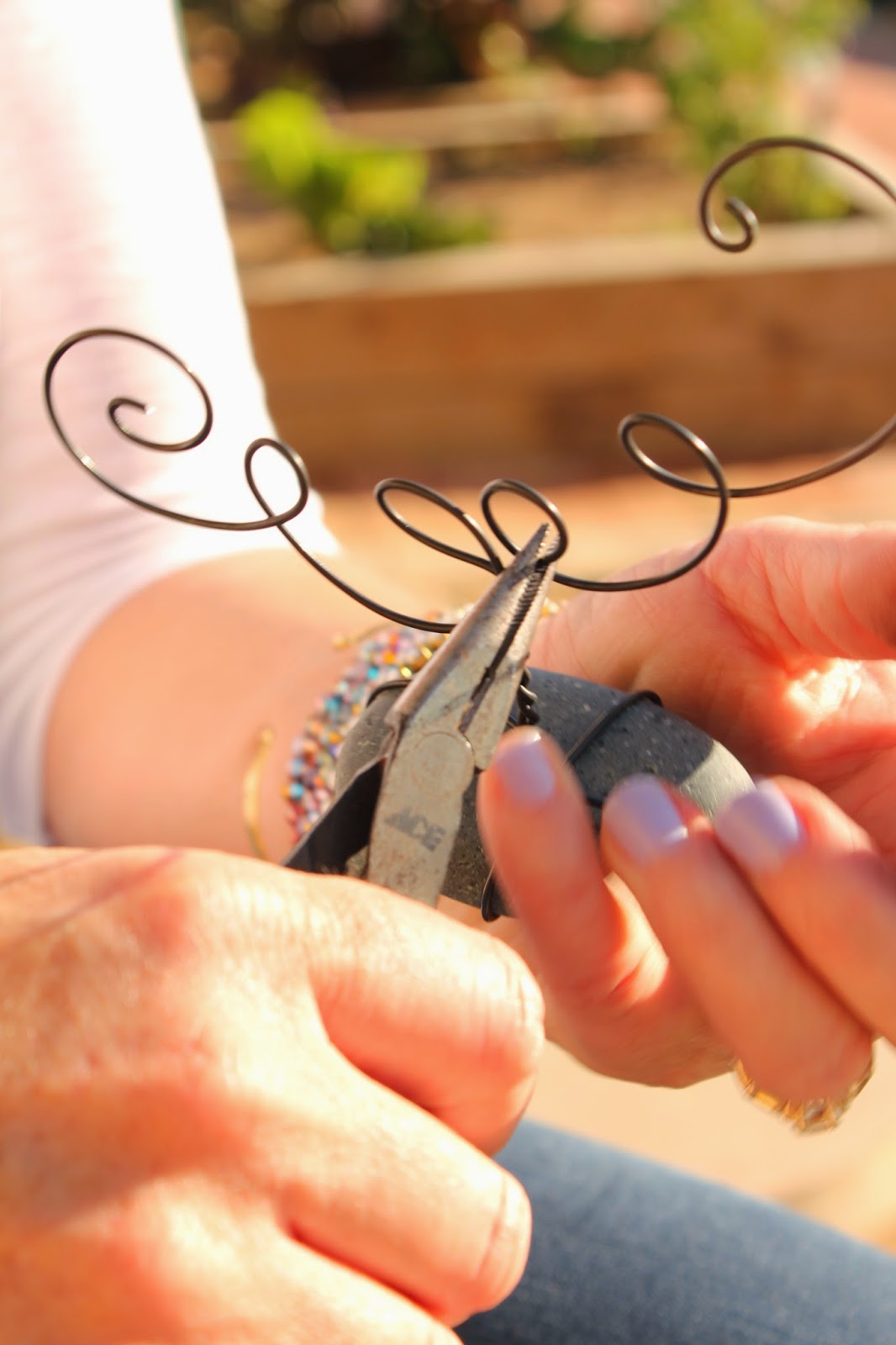 DIY: Wire Photo Stands