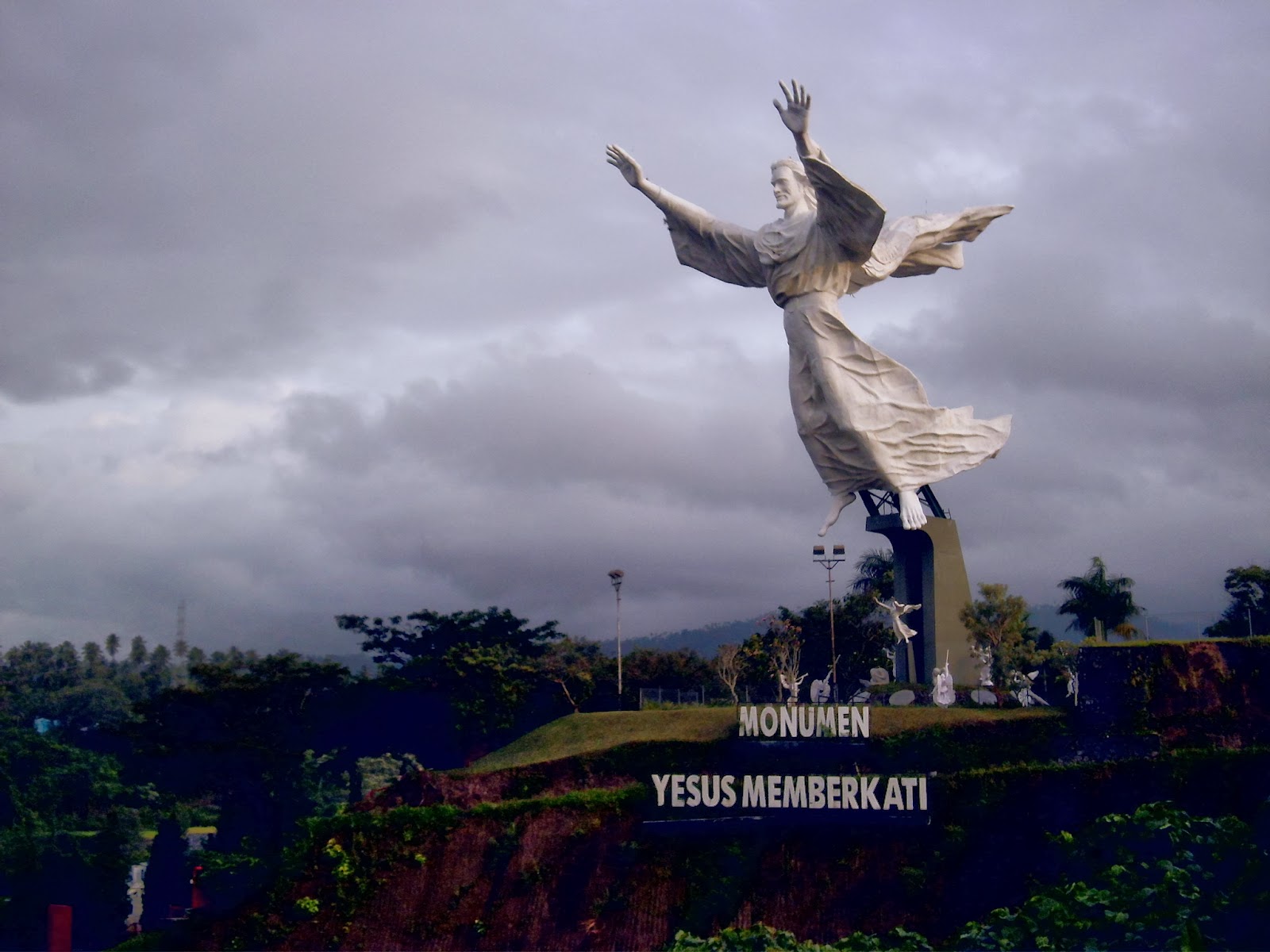 Life is Blue...: Manado Part I : Monumen Yesus Memberkati