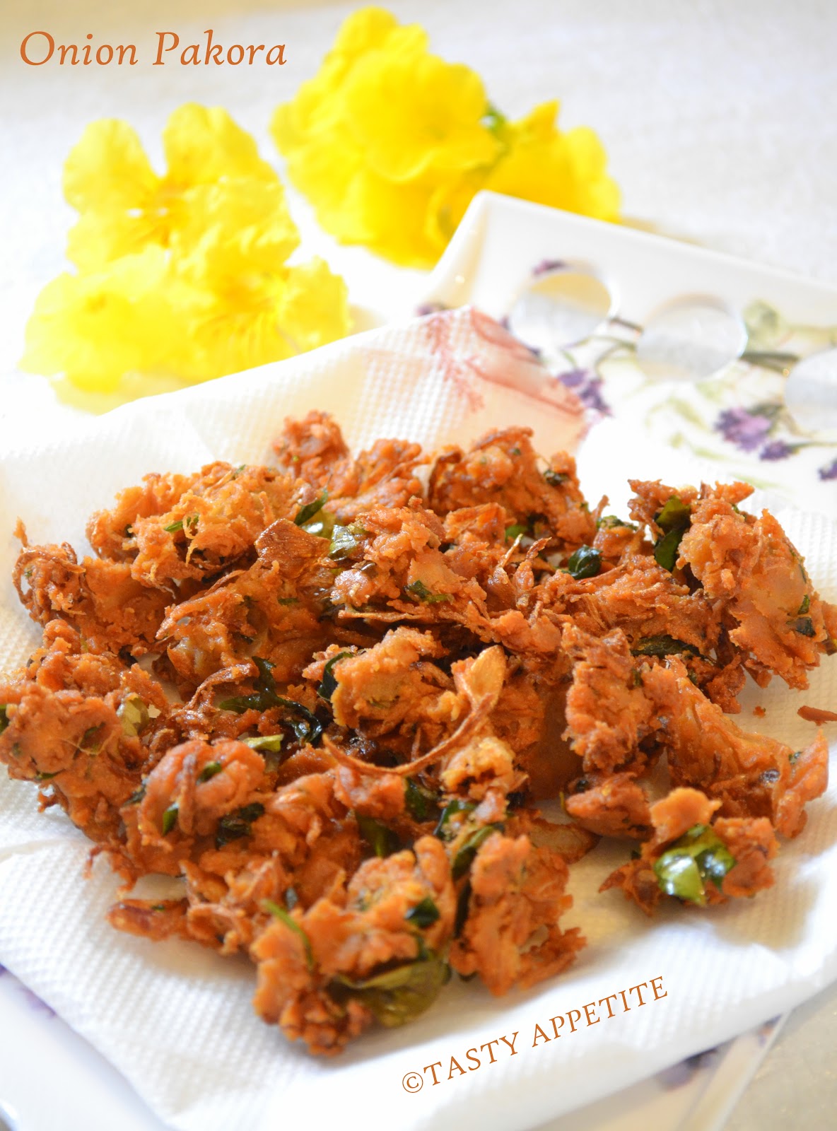 How to make Crispy Onion Pakora at home ? / Kanda Bhajia / Step-by-Step:
