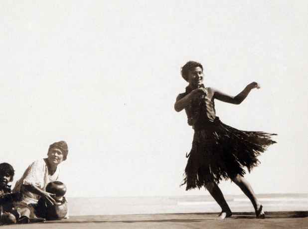 Vintage Nature Dances – Stunning Photos of Outside Performances in the ...