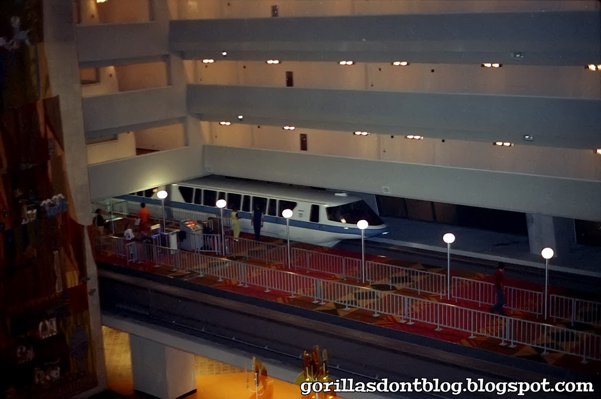 GORILLAS DON'T BLOG: Grand Concourse at Night, November 1971