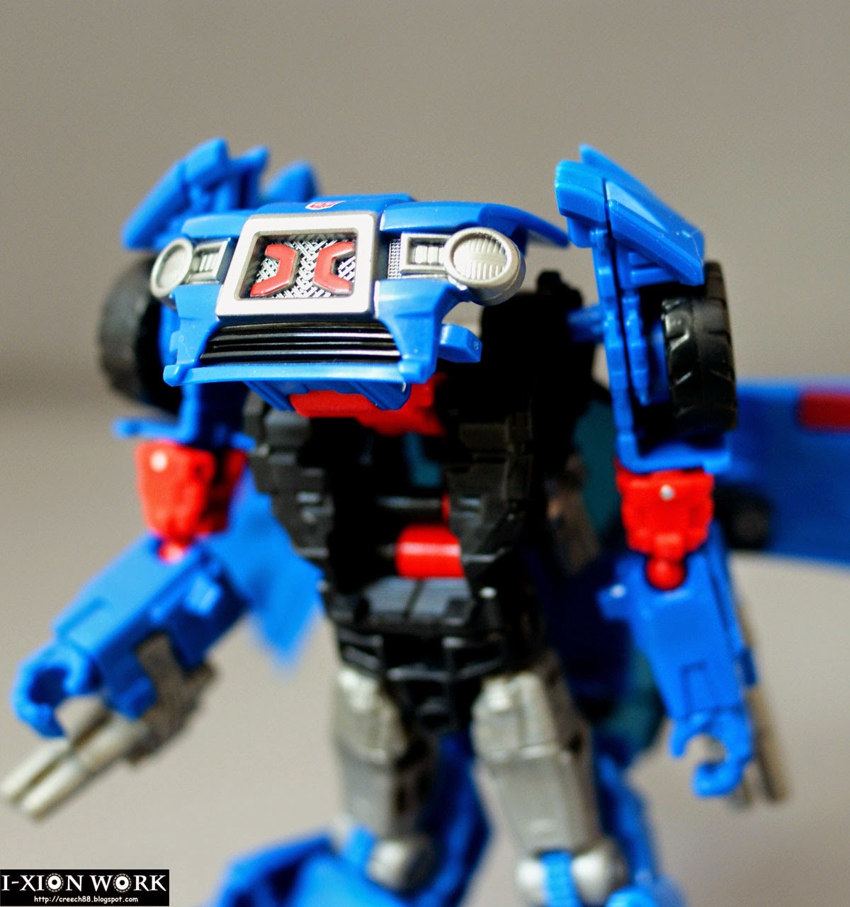 一眼看穿: Transformers Generations Thrilling 30 - Skids 剎車