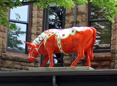 ArchitectureChicago PLUS: 13 years later, Cows on Parade still hanging on