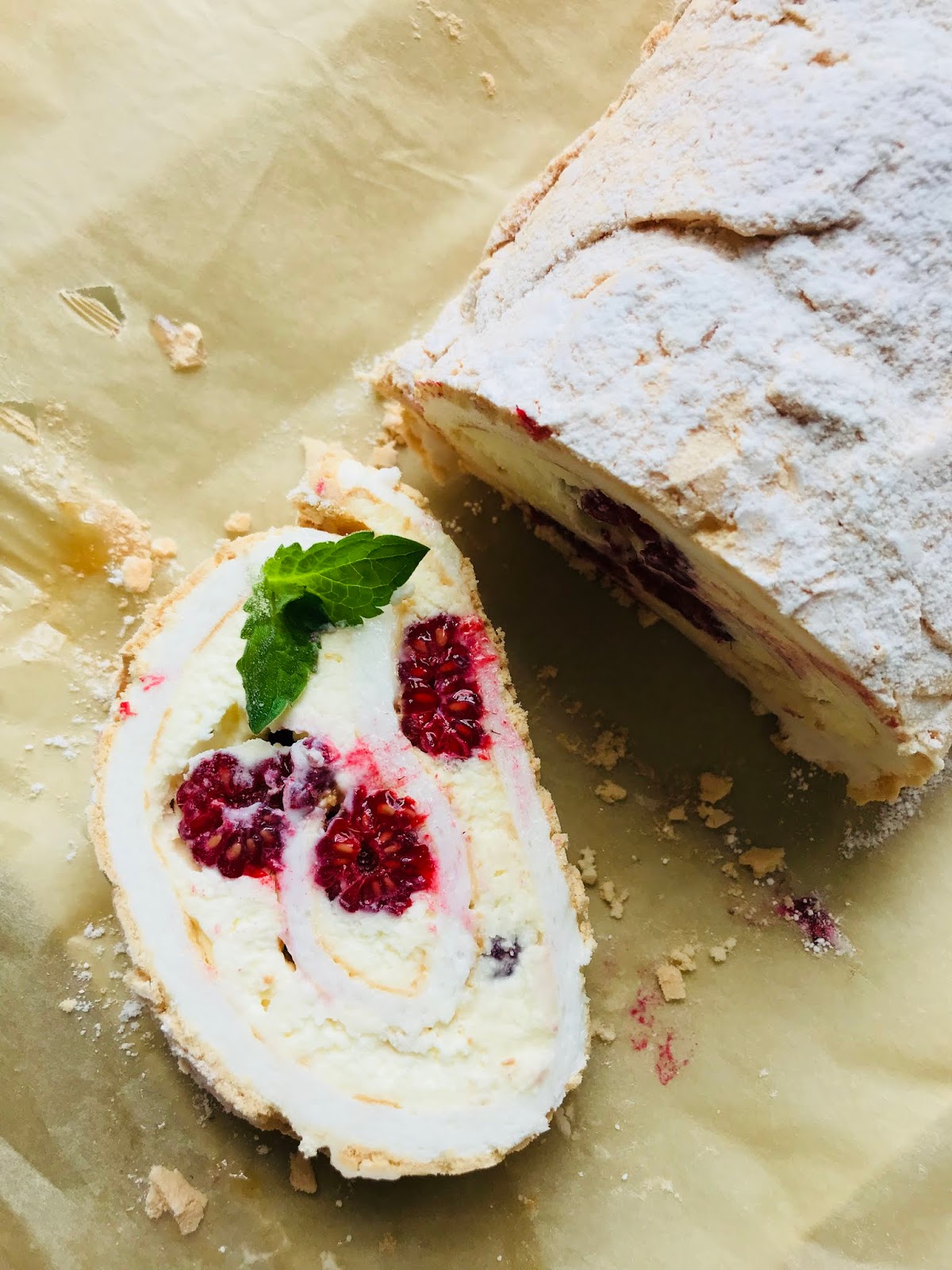 Rolada bezowa z kremem mascarpone i malinami