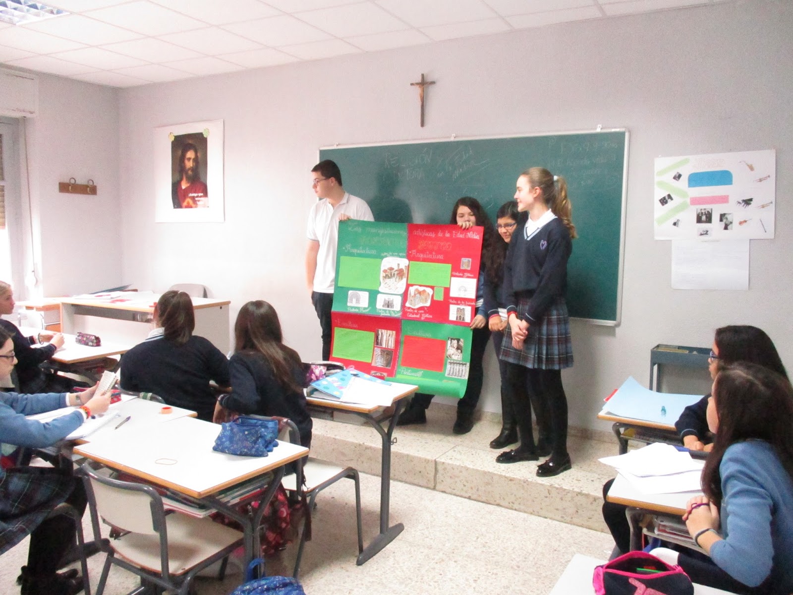 BLOG DE SOCIALES : Exponiendo en clase