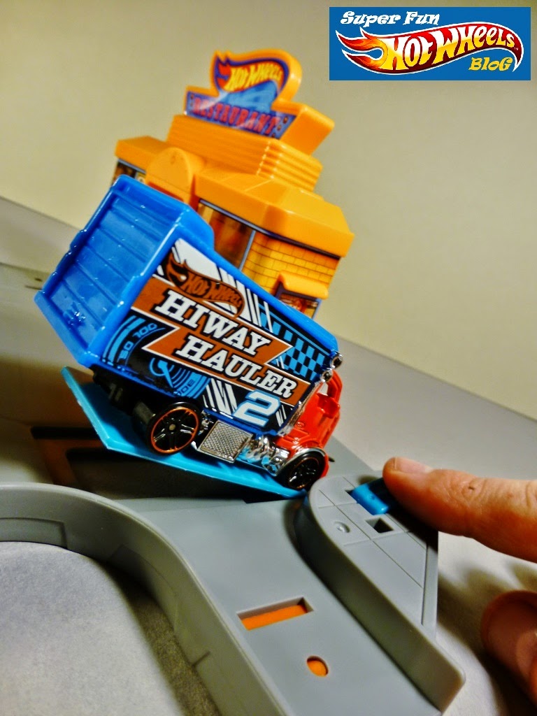 Super Fun Hot Wheels Blog: Hot Wheels City Pit Stop Station