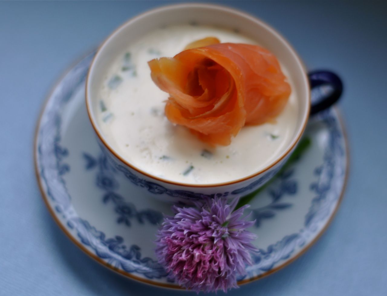 Cookie crumble: Gräslökspannacotta med rökt lax