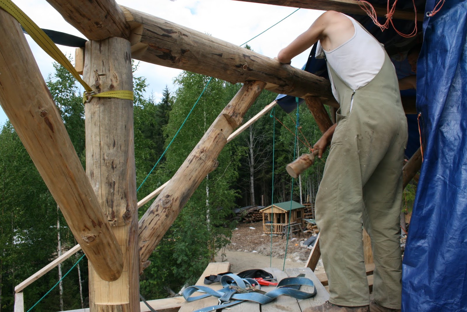 Pikku Round House: Wind braces
