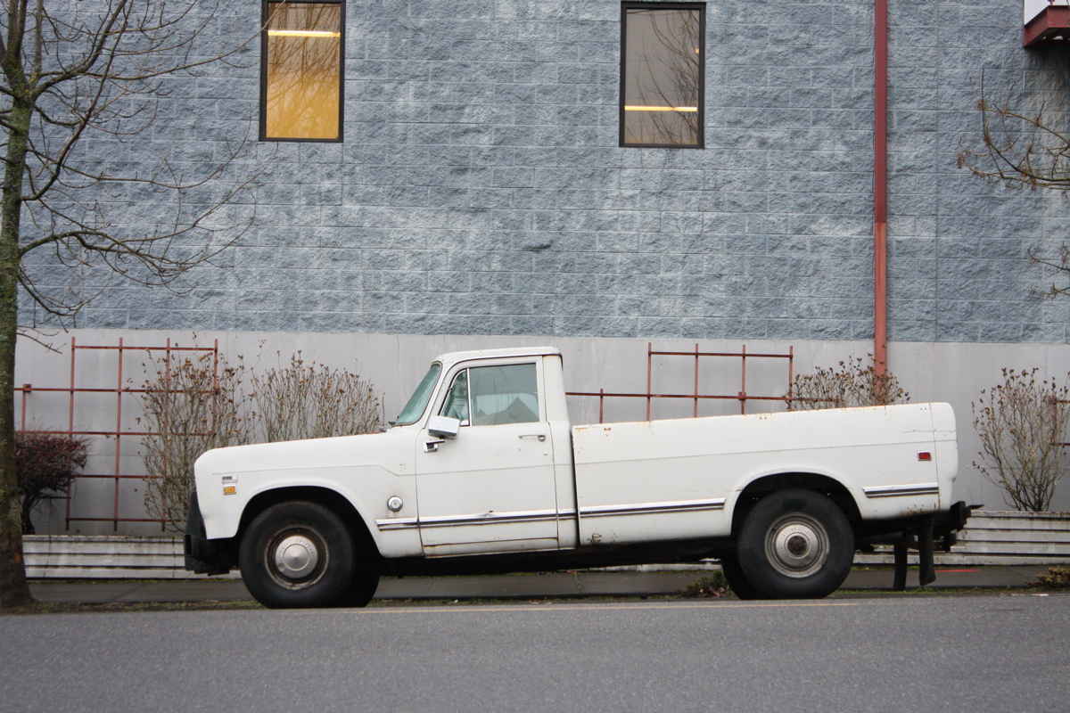 OLD PARKED CARS.: 1973 International Harvester 1210.