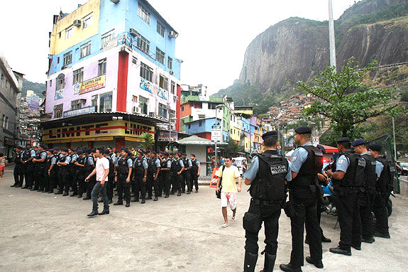 Jornal Mural: Maior do Rio, UPP da Favela da Rocinha é inaugurada