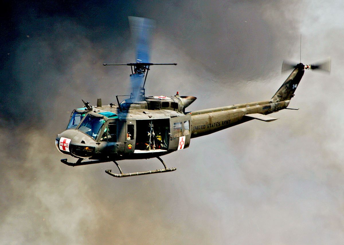 Gracias a quemepartaunrayo: Bell UH-1 Iroquois "Huey" en Vietnam.