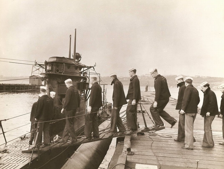 RIVETED: US NAVY WINTER WOOLEN SUBMARINER COAT