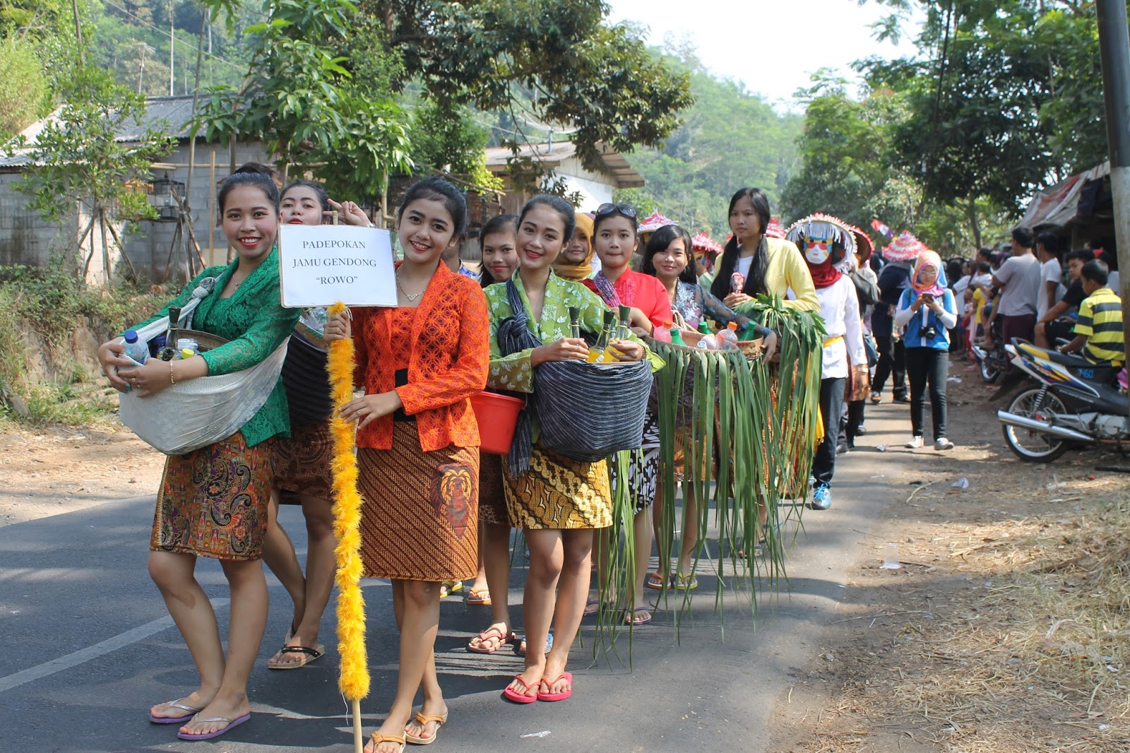 MUNCUL RIVER TUBING: ROWOBONI