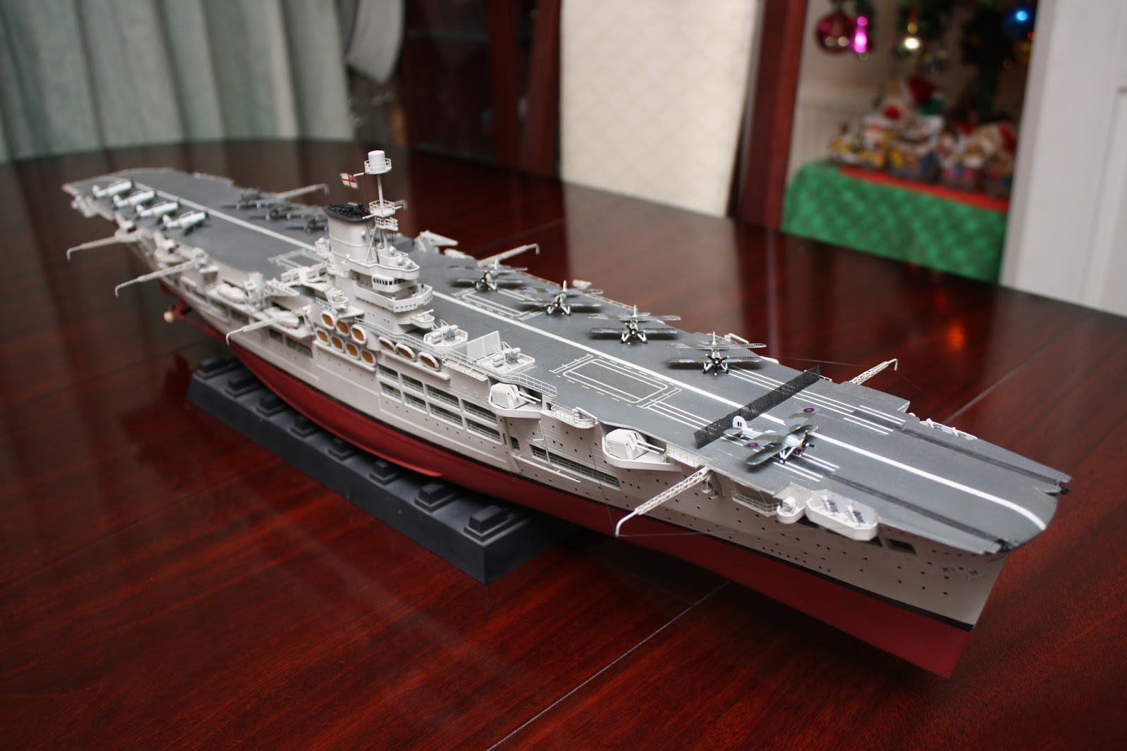 . The Hinckley Shipyard: HMS Ark Royal (1:350)