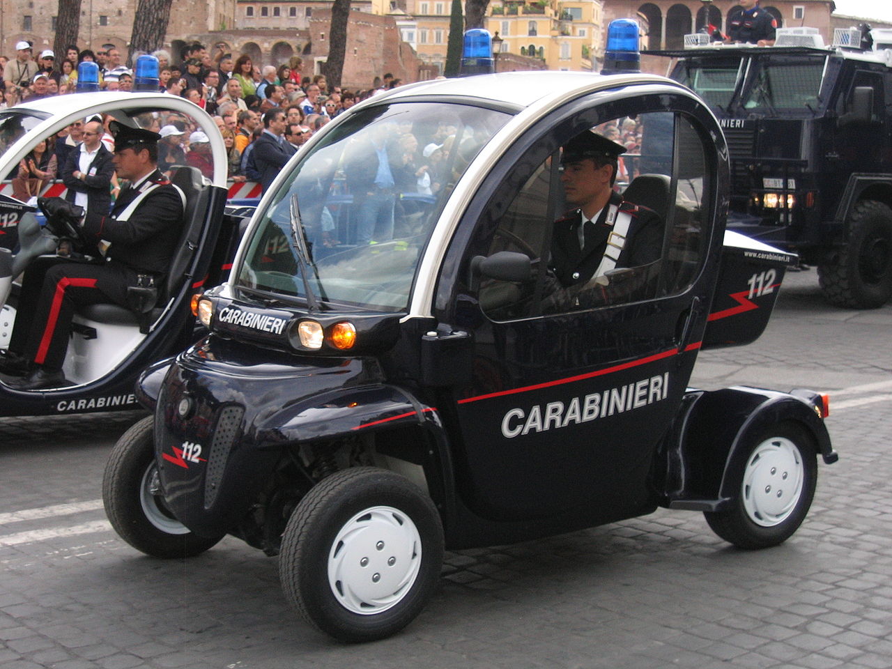 Half Windsor Full Throttle: Stylish Italian Police Uniforms - Carabinieri