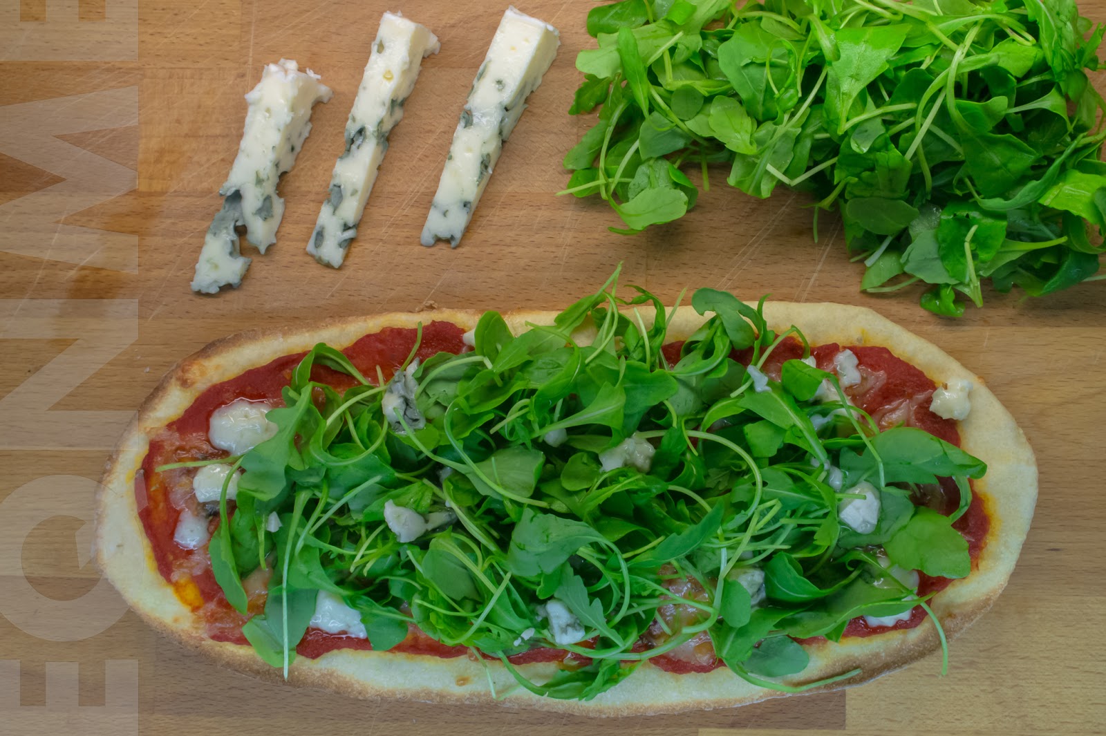 El que no mata, engreixa: Pizza con rucula y queso azul