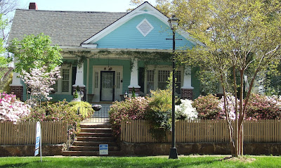 My Blue Cottage: Spring + Old Houses = A Beautiful Walk