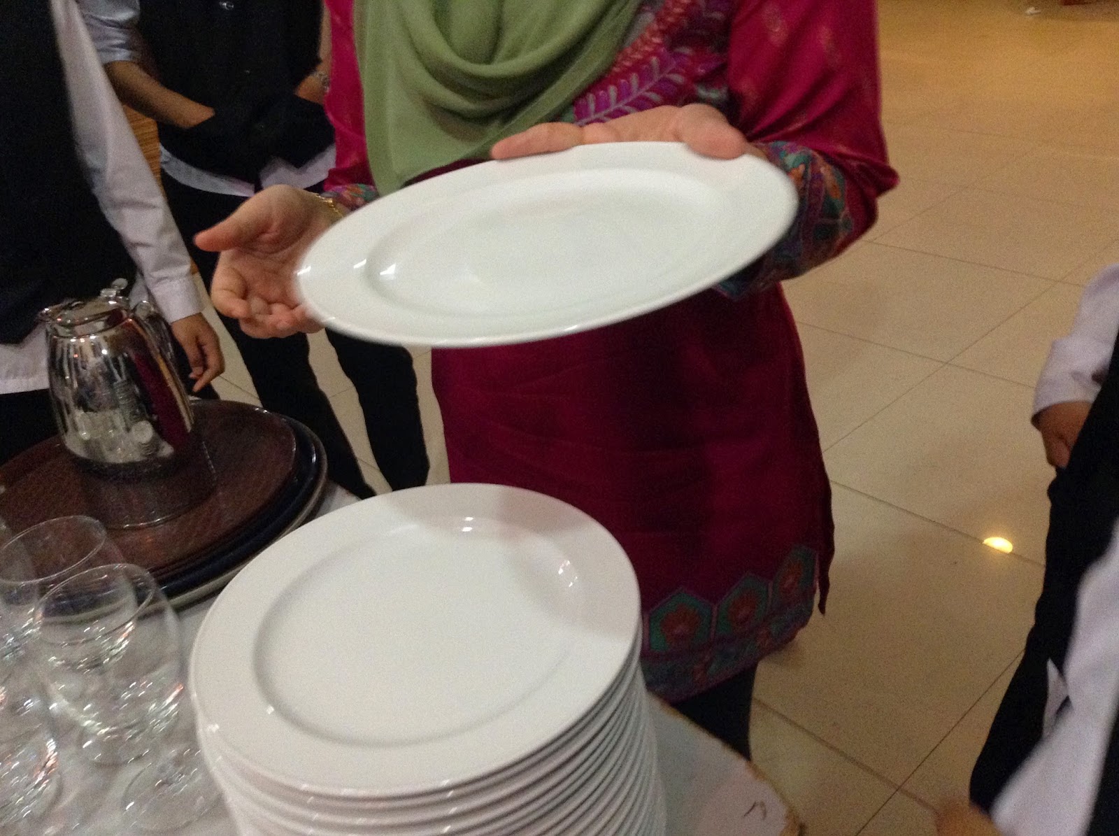 HH309-Food and Beverage (aliments et boissons): [BASIC] How to hold a plate