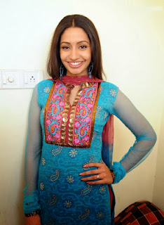 Anita Galler Candid Photoshoot HQ Pics At 'Maro Charitra' Telugu Movie ...