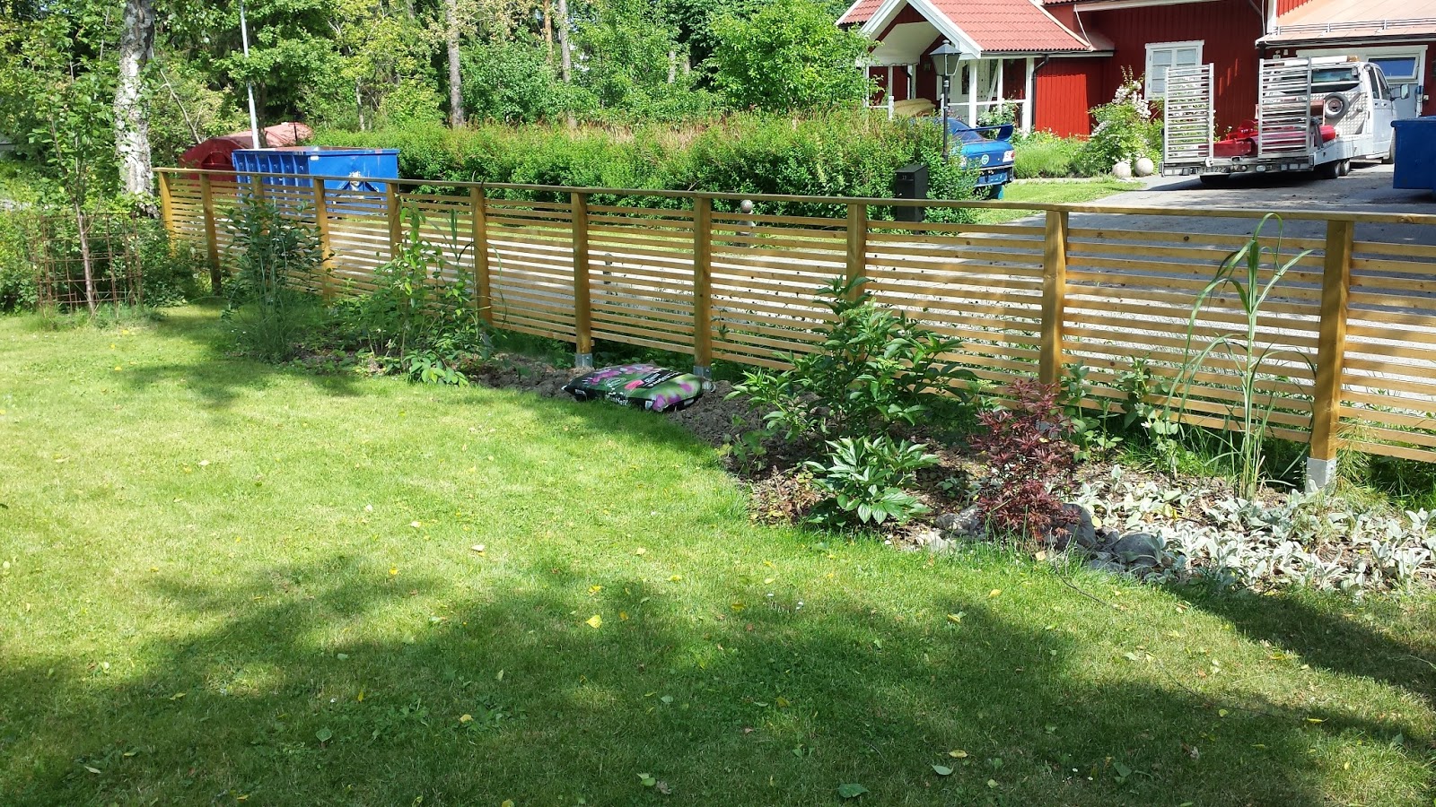 Villa Richardsson: Staket och ny rabatt