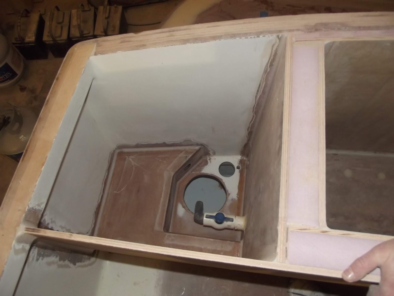 Dudley Dix Yacht Design: 26ft Sportfisherman Fish Box & Side Decks