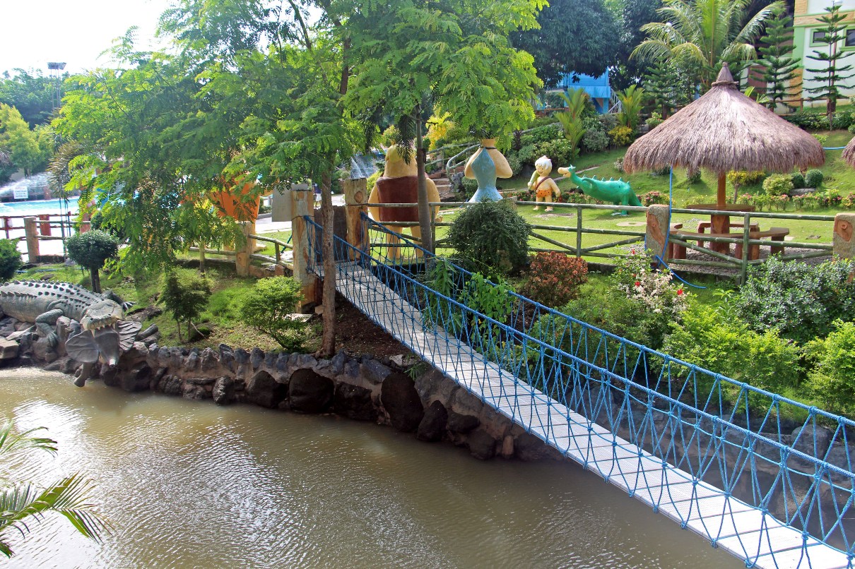 the viewing deck: Family Day Swimming in Bulacan's Big Rock Resort