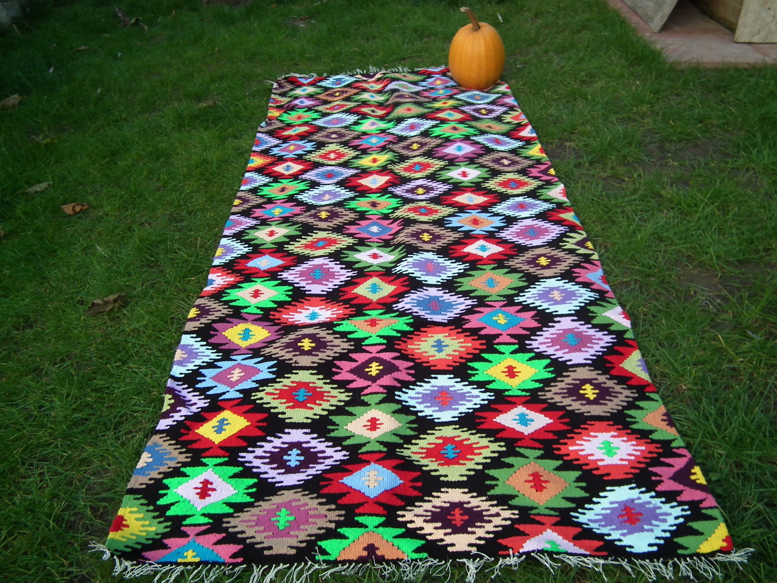 Covoare taranesti: Covor taranesc, tesut manual in razboiul de tesut.