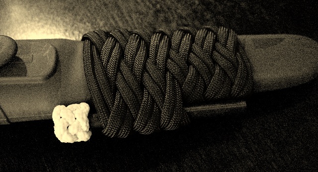 Stormdrane's Blog: Paracord sheath wrap with integrated firesteel...