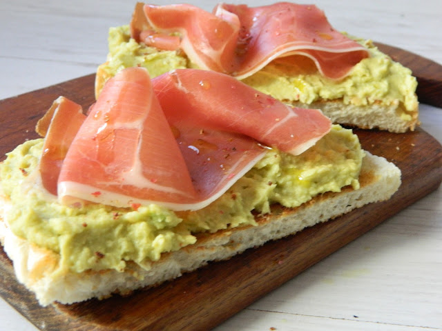 Weekend Passion: Sandviș cu pasta de naut si sunca Serrano