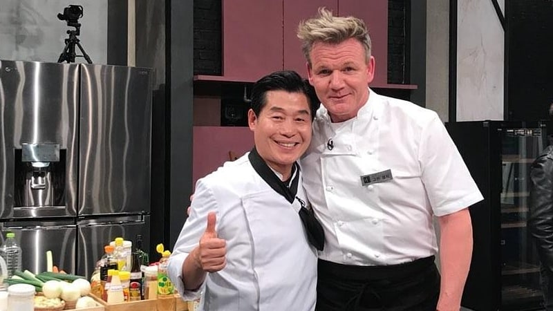 Gordon Ramsay competes on Korea cooking show