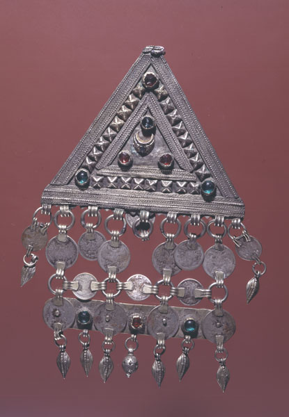 Кавказские национальные костюмы: Нашивные украшения и амулеты у народов ...