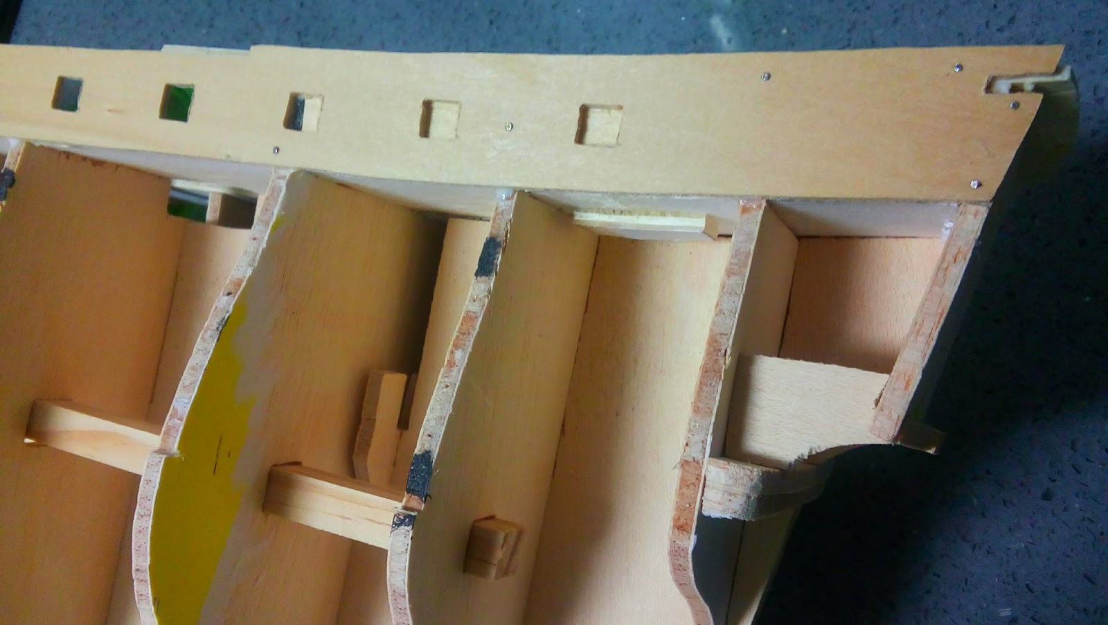 Artesanía naviera: SANTÍSIMA TRINIDAD - 3 - Amuradas y troneras